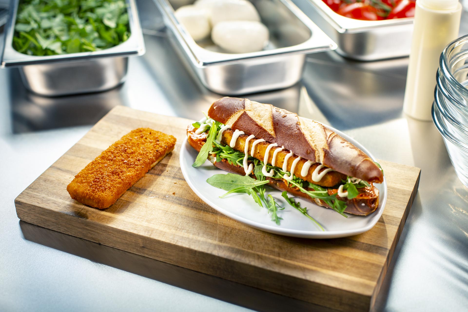 Plant Breaded portion from the field in the pretzel roll - Foodservice EN